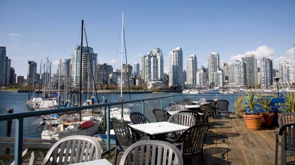 Reasons To Pick A Restaurant On The Waterfront For Your Dinner Date
